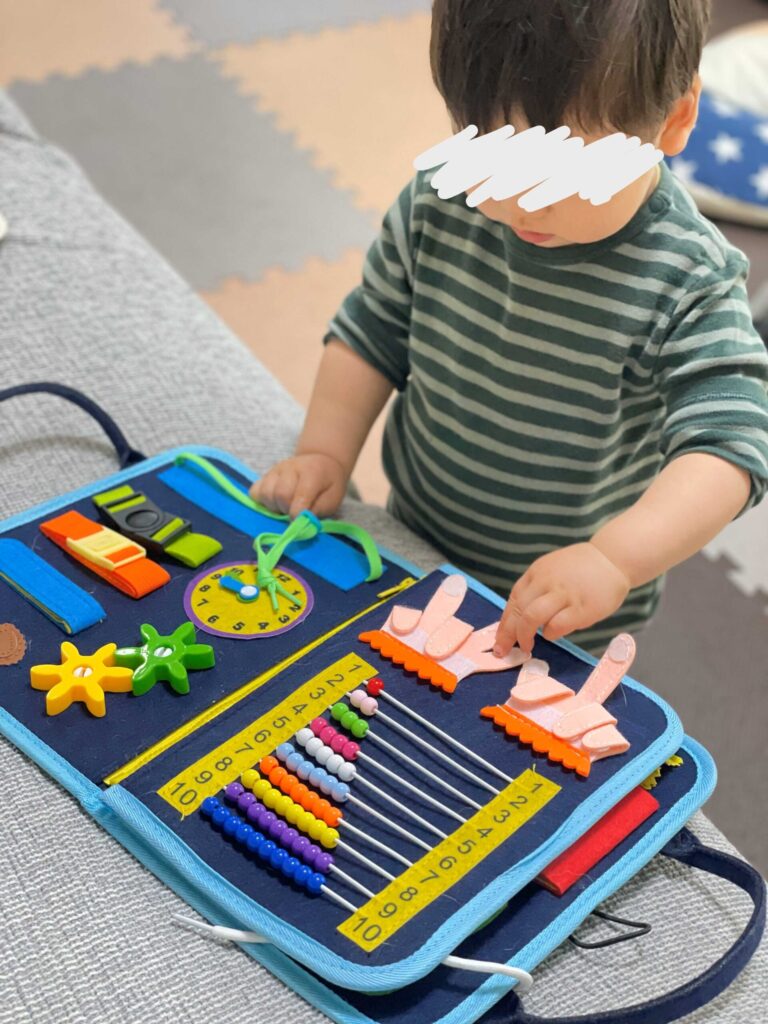 【実体験】ビジーボードは何歳から？遊ばないって本当？買ってみた感想とおすすめ - じまにゃんの黒歴史